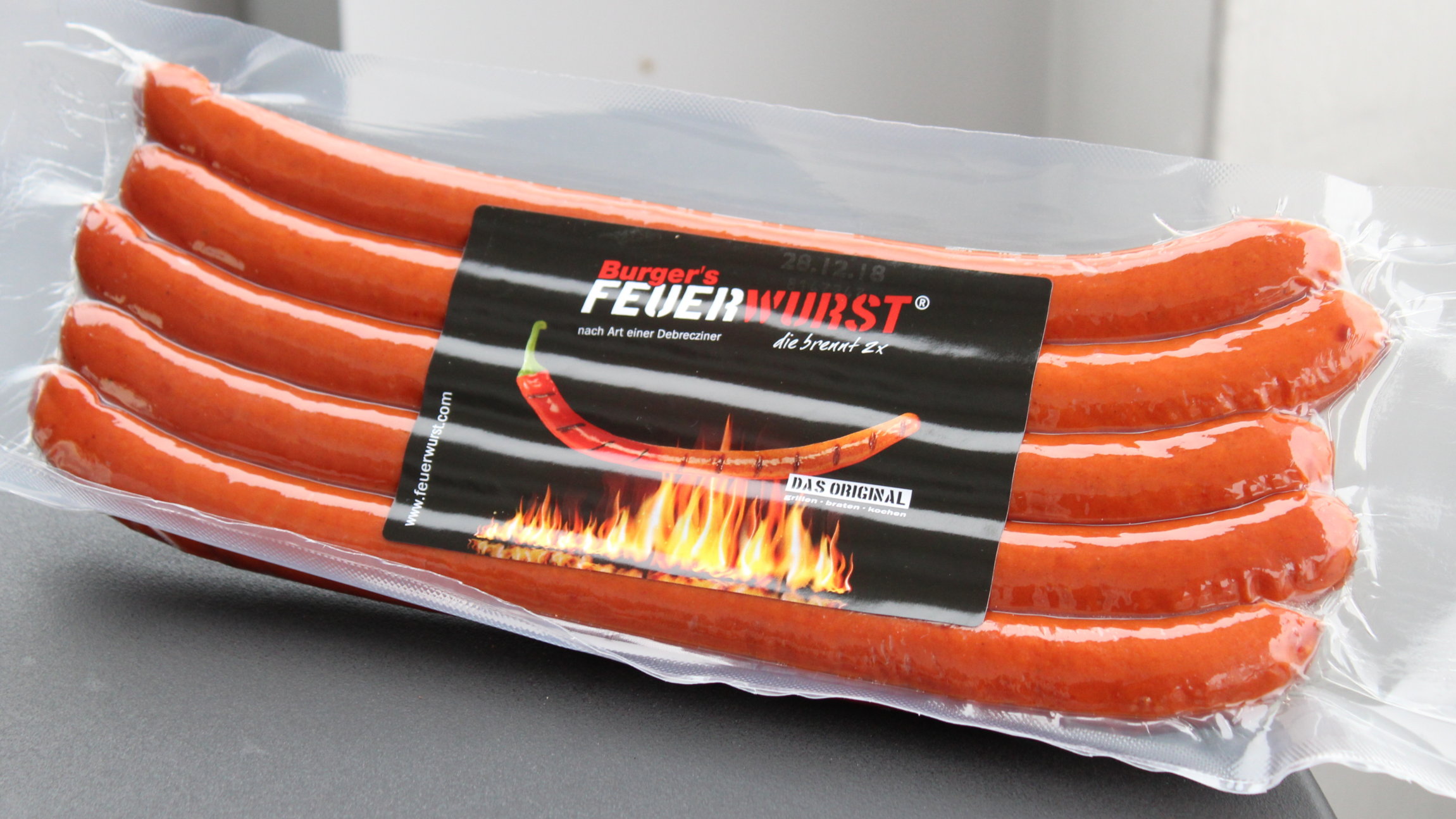 Original Feuerwurst Spezial mit Tsatsiki und Krautsalat wie vom ...